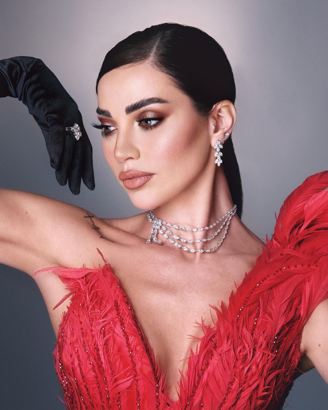 أحدث إطلالة لداليدا خليل مع عمرو دياب تجذب الأنظار بمجوهراتها - مجلة هي